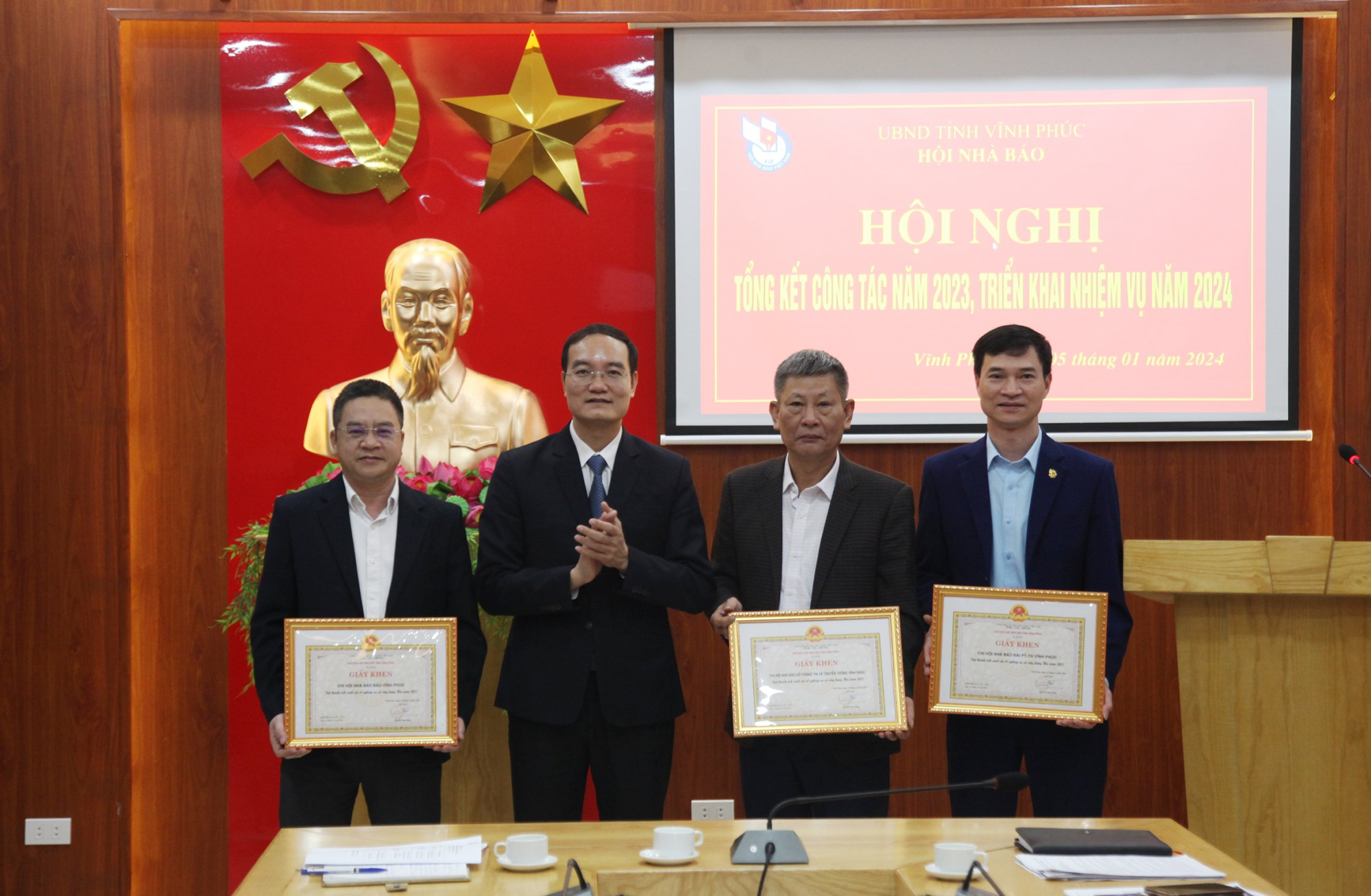 Hội Nhà báo tỉnh Vĩnh Phúc nỗ lực vượt qua khó khăn, thực hiện tốt các nhiệm vụ, kế hoạch đề ra ...