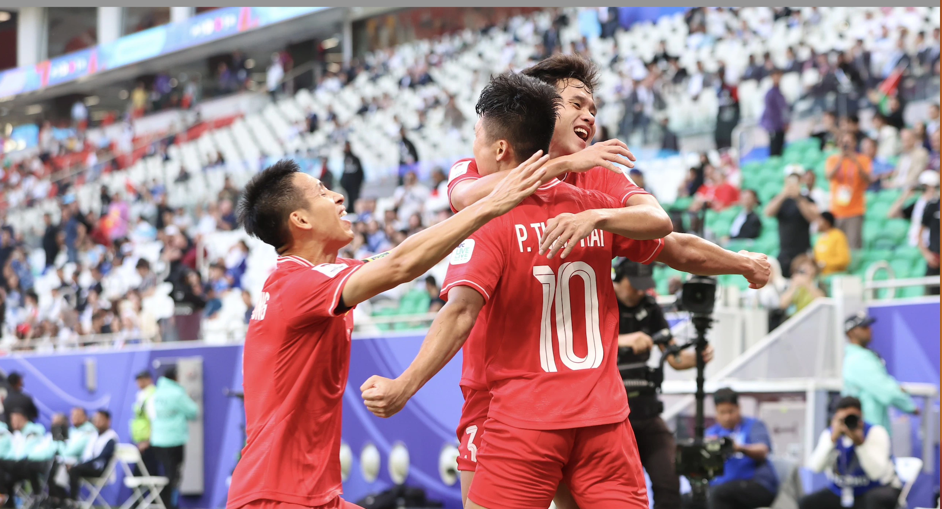 The moment Pham Tuan Hai raised the score to 2-1 in the Vietnam - Japan match at the 2023 Asian ...