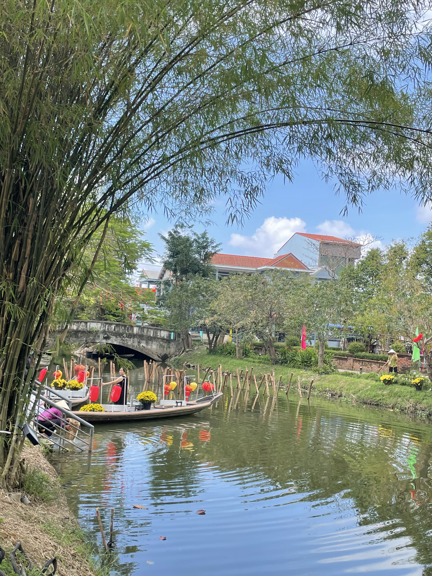 لحظة تيت الخاصة بي: الذهاب إلى جسر ثانه توان لمشاهدة مهرجان الكوخ - Vietnam.vn