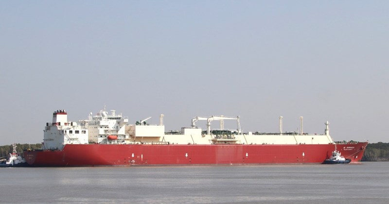 Schiff mit 70.000 Tonnen LNG zur Produktion von 500 Millionen kWh Strom kommt im PV-GAS-Hafen an ...