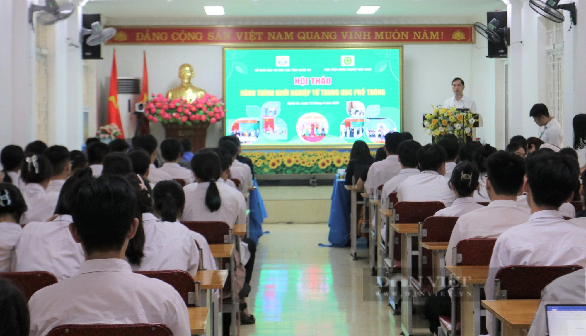 Vinh city students are excited about the workshop "Entrepreneurial journey from high school ...