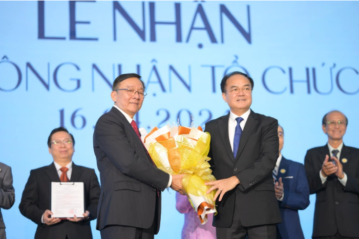 Thứ trưởng Bộ Nội vụ Vũ Chiến Thắng trao Quyết định công nhận tổ chức tôn giáo cho Hội thánh Tin ...