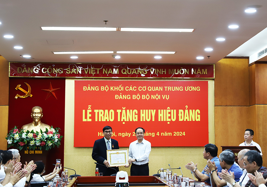 Lễ trao tặng huy hiệu 40 năm và 30 năm tuổi Đảng - Vietnam.vn