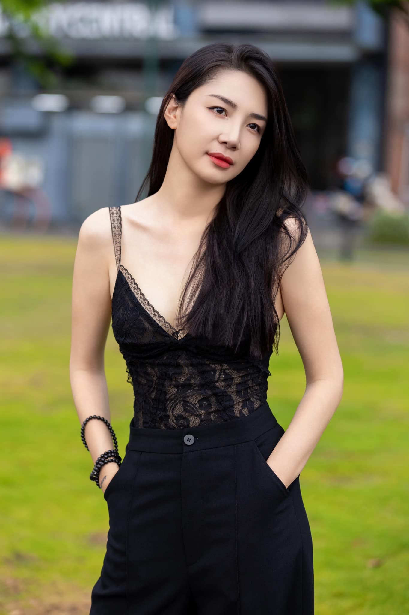 The eldest daughter of "Face Off 7" caused a fever because of her Hanoi-standard beauty, scoring ...