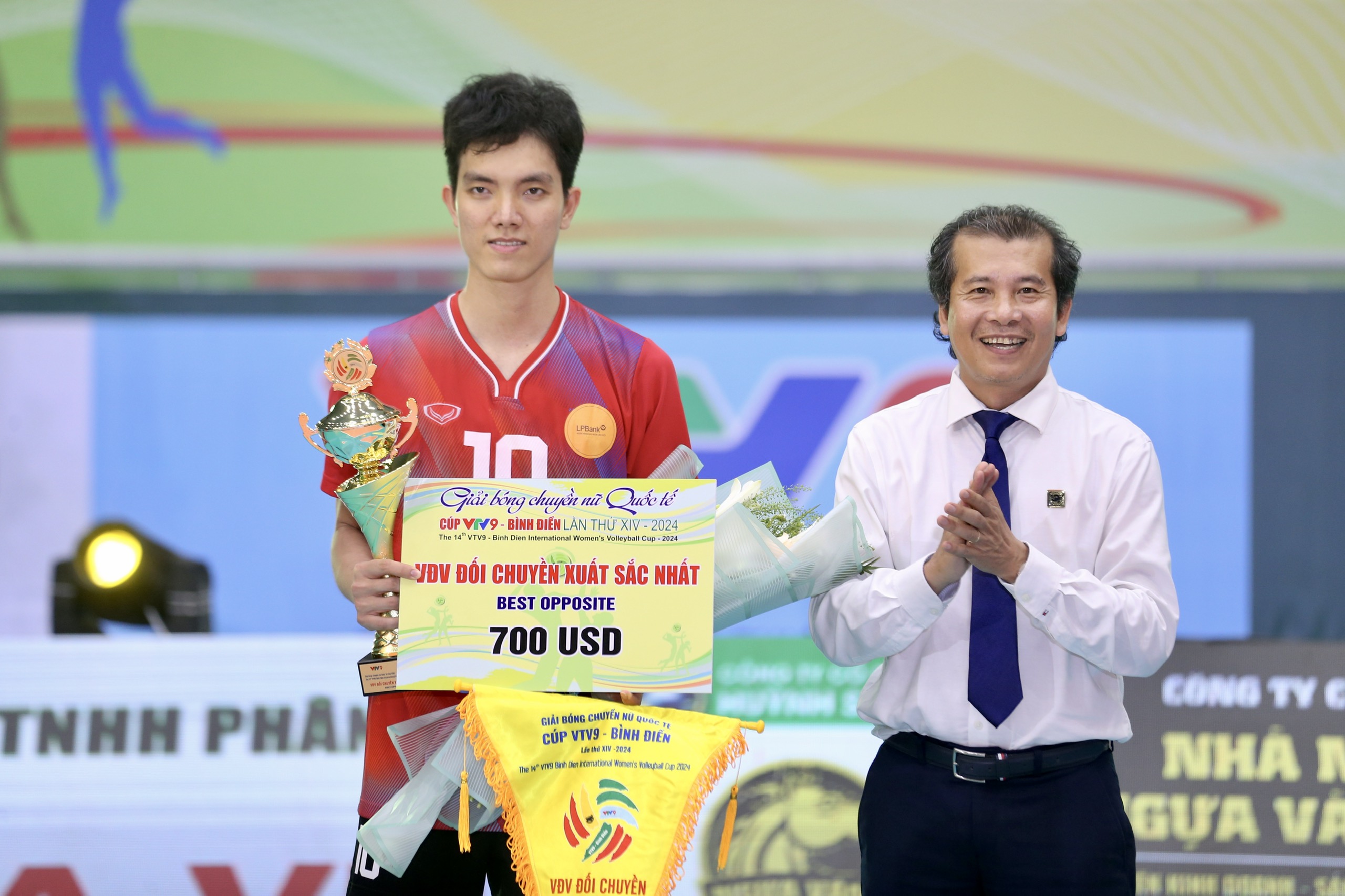 لعبت Bich Tuyen بشكل رائع لكنها ما زالت غير قادرة على منع فريقها القديم Thanh Thuy من الفوز ...