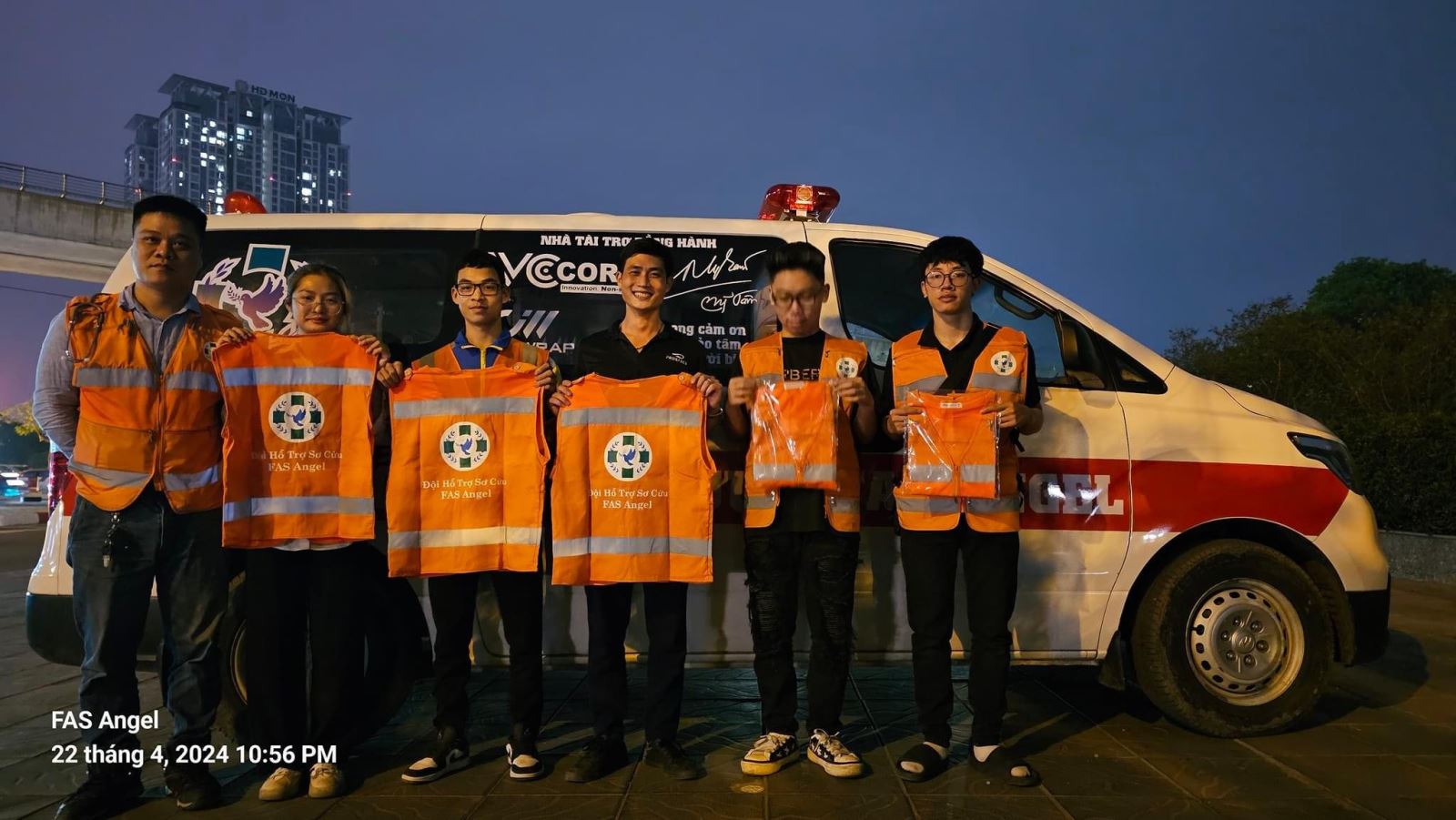 'นางฟ้า' เสื้อสีส้มของทีมปฐมพยาบาล FAS Angel - Vietnam.vn