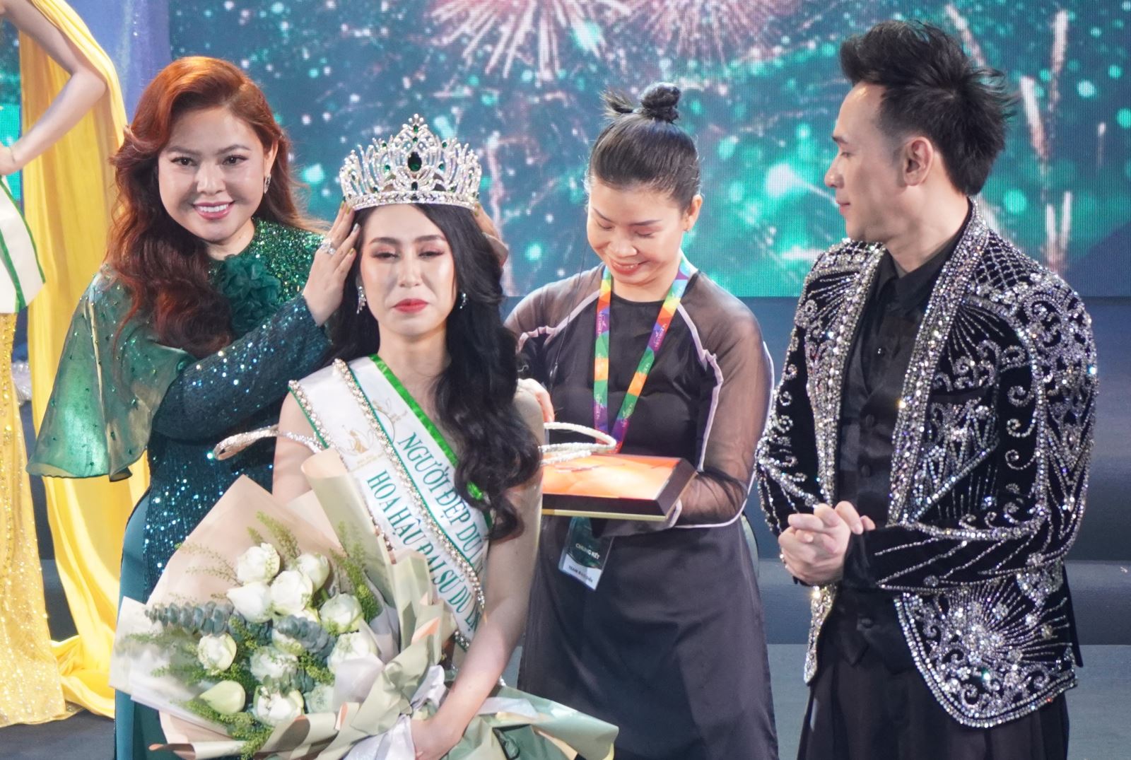 La bella Dinh Thi Hoa es coronada Miss Embajadora de Turismo de Vietnam 2024 - Vietnam.vn
