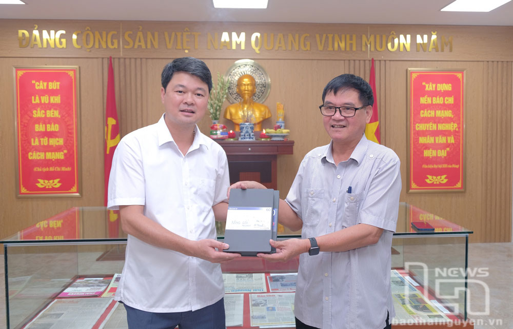 Báo Thái Nguyên khánh thành Phòng truyền thống, tiếp nhận thêm nhiều hiện vật - Vietnam.vn