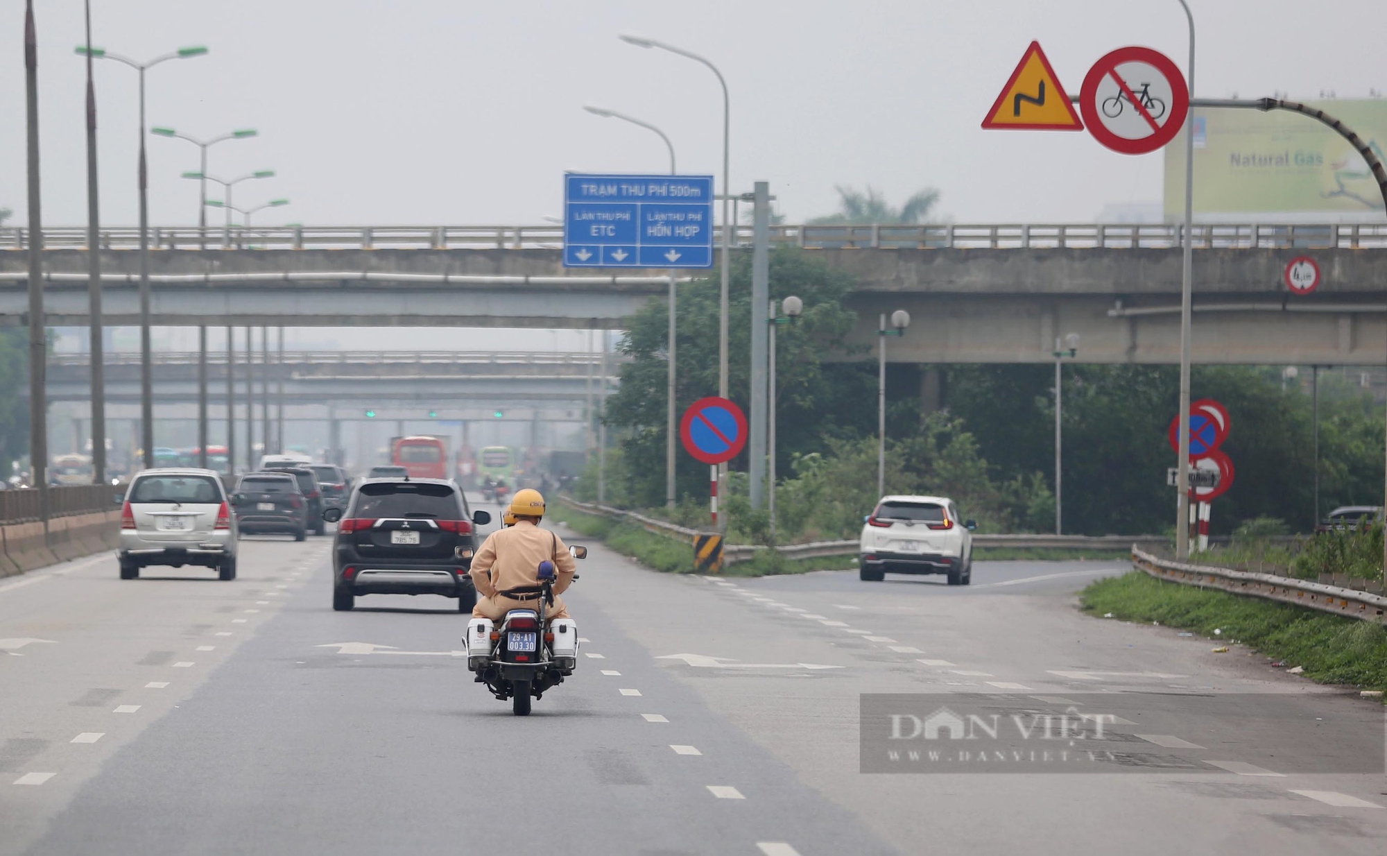 CSGT xử phạt xe khách dừng đỗ, đón trả khách sai quy định ở ngoại thành ...