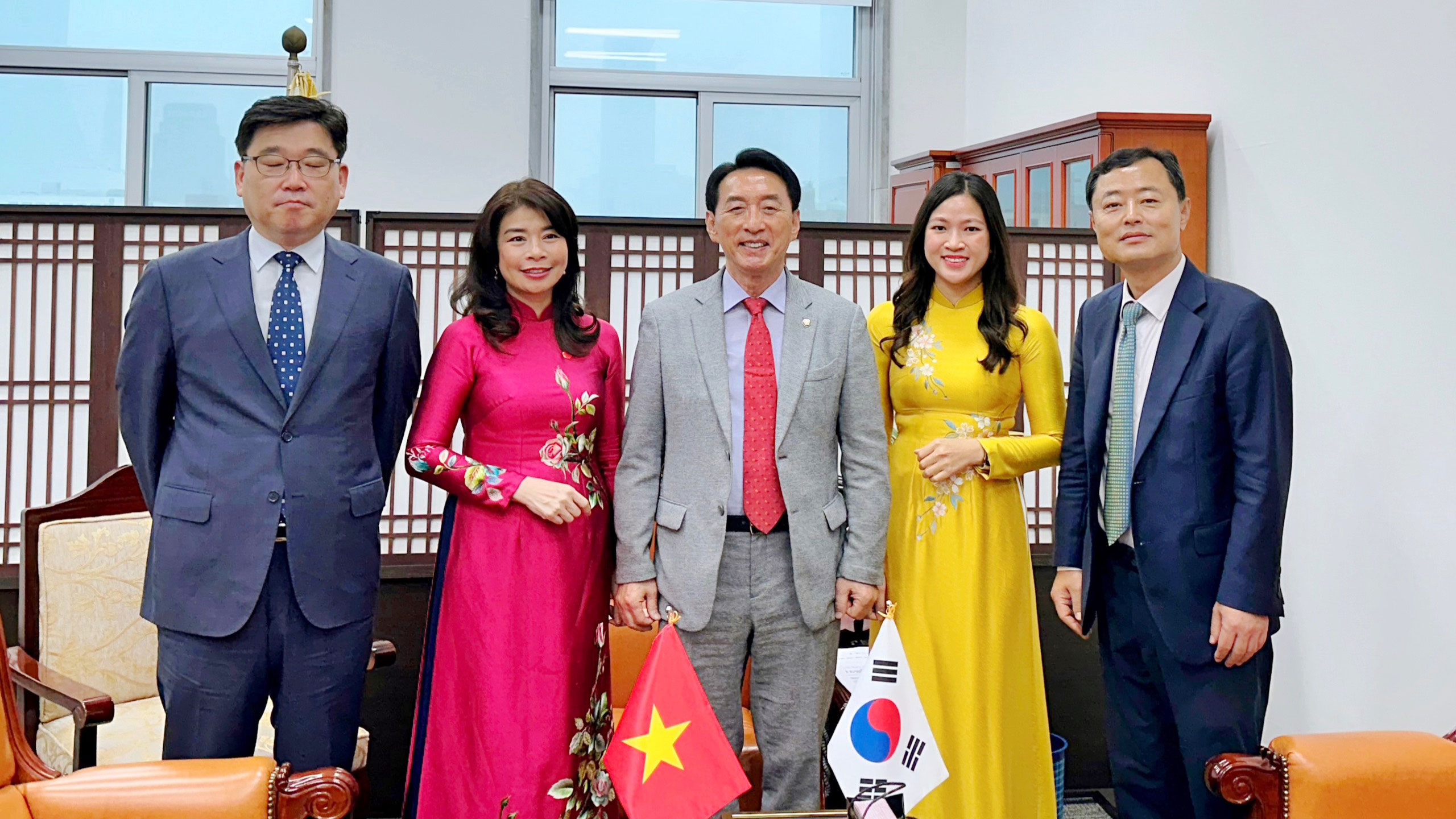 Phó Chủ nhiệm Ủy ban Đối ngoại Lê Thu Hà gặp Chủ nhiệm Ủy ban Đối ngoại và Thống nhất, Quốc hội ...