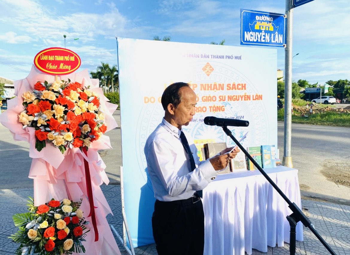 The family of the late People's Artist Nguyen Lan donated books on the new street named after ...
