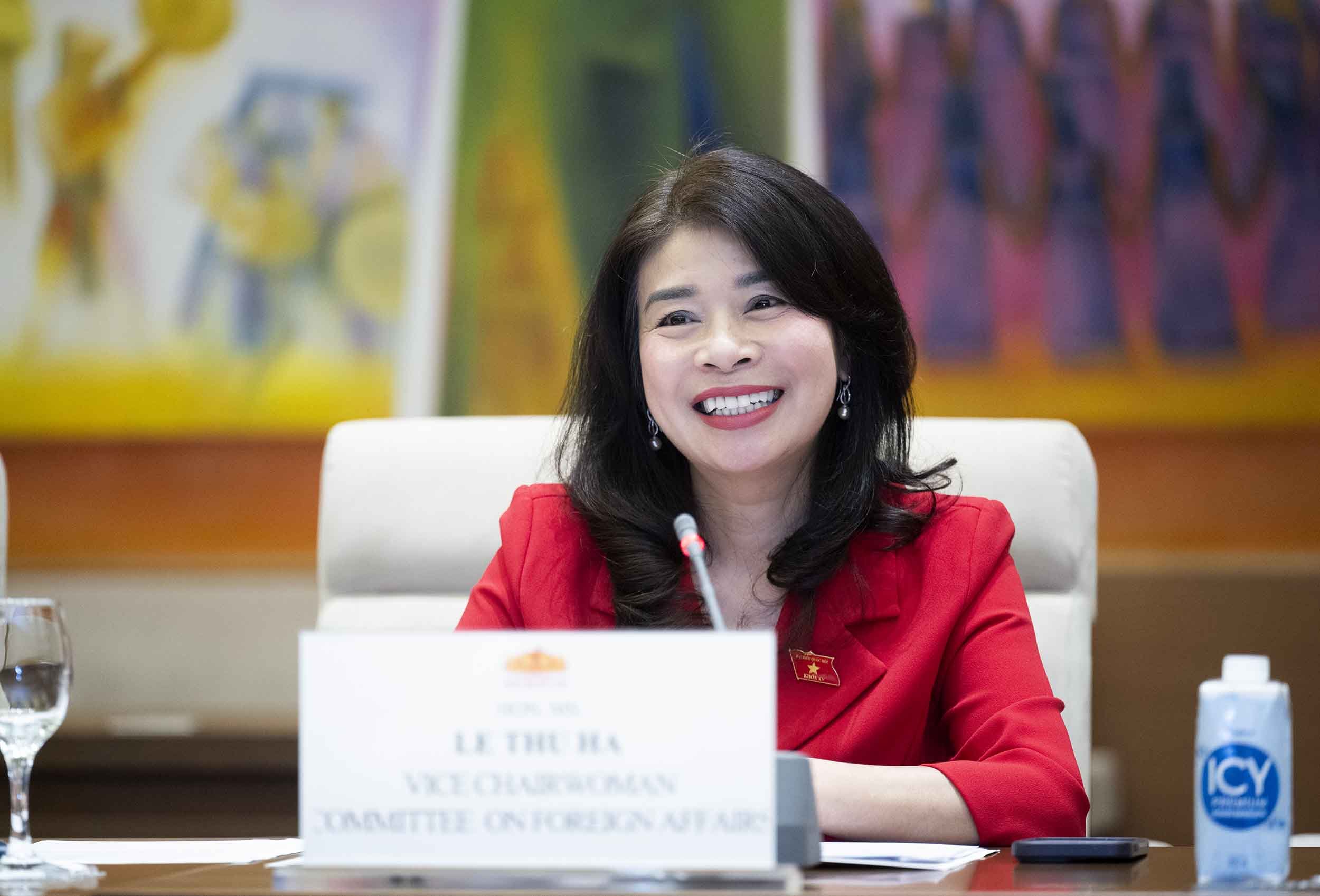 Deputy Chairman of the Foreign Affairs Committee Le Thu Ha receives the Chief of Office of the ...