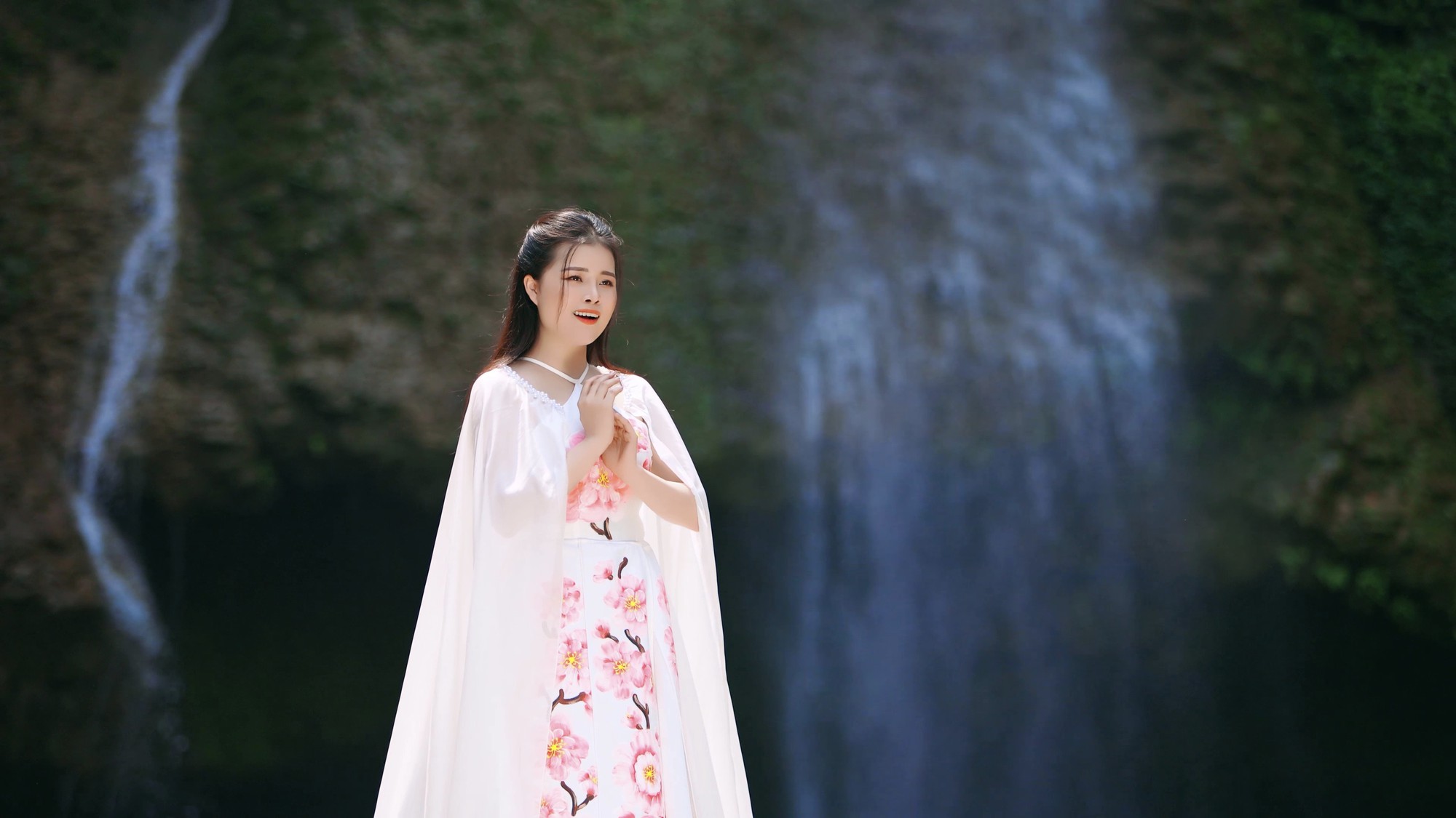 Pham Thuy Linh's sweet beauty in the MV "Hoa ban waits for her lover" - Vietnam.vn