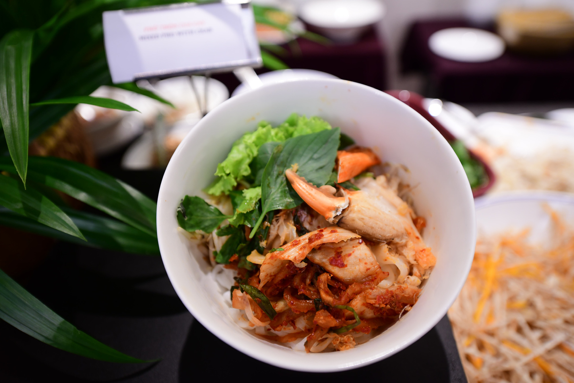 YouTuber Nga Sumo conquers a giant bowl of pho at a 12-course pho buffet - Vietnam.vn