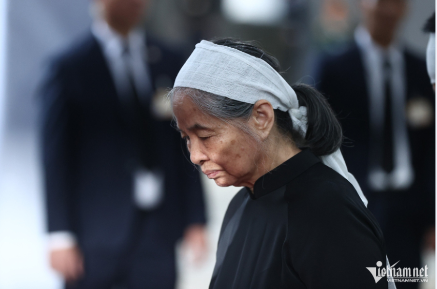 Bild von Lady Ngo Thi Man und ihrer Familie neben dem Sarg des ...