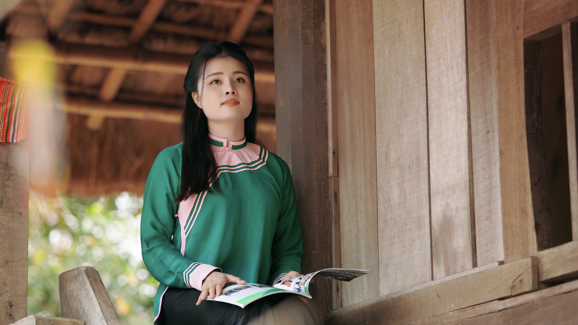 Pham Thuy Linh's sweet beauty in the MV "Hoa ban waits for her lover" - Vietnam.vn