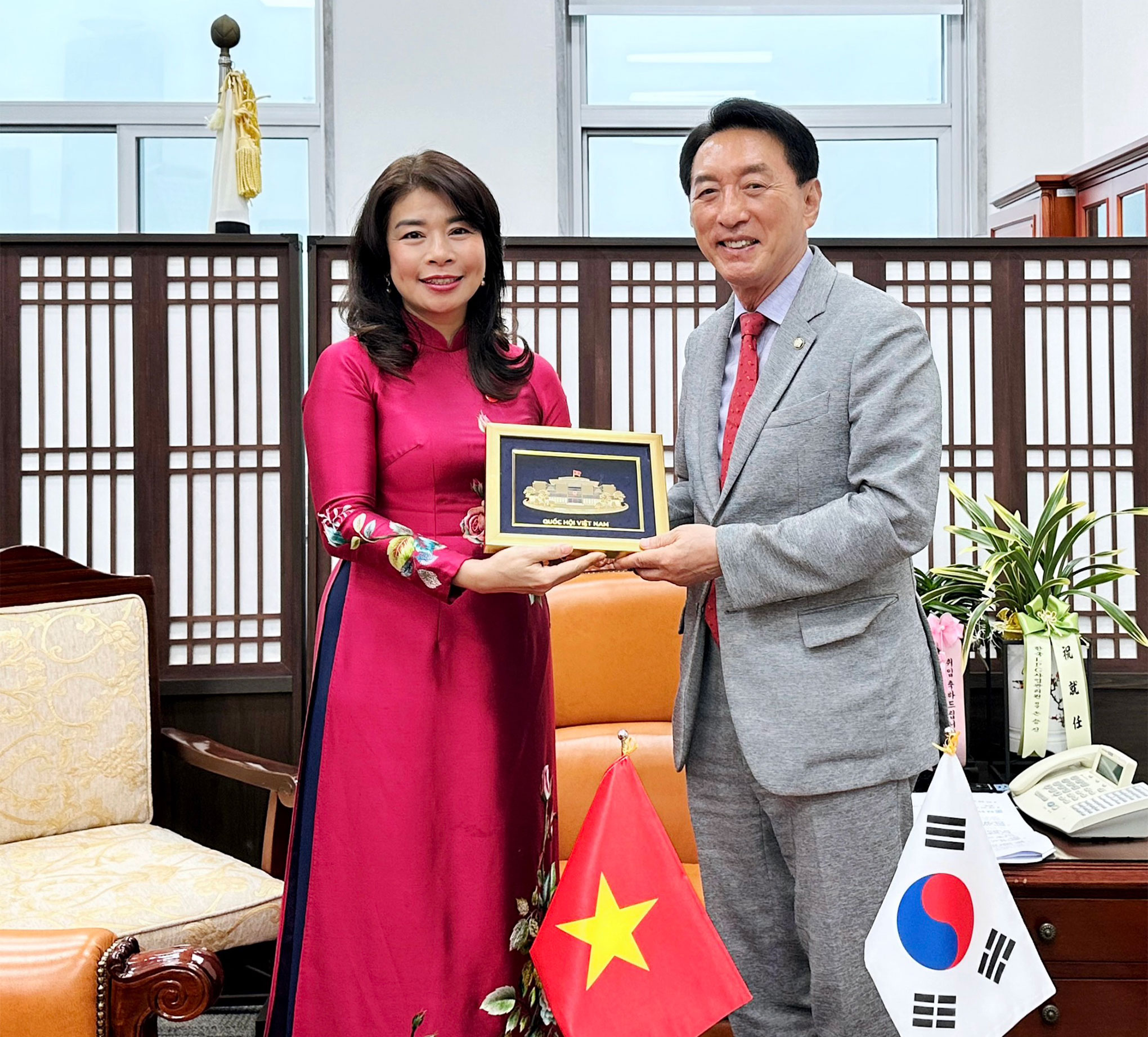 Phó Chủ nhiệm Ủy ban Đối ngoại Lê Thu Hà gặp Chủ nhiệm Ủy ban Đối ngoại và Thống nhất, Quốc hội ...