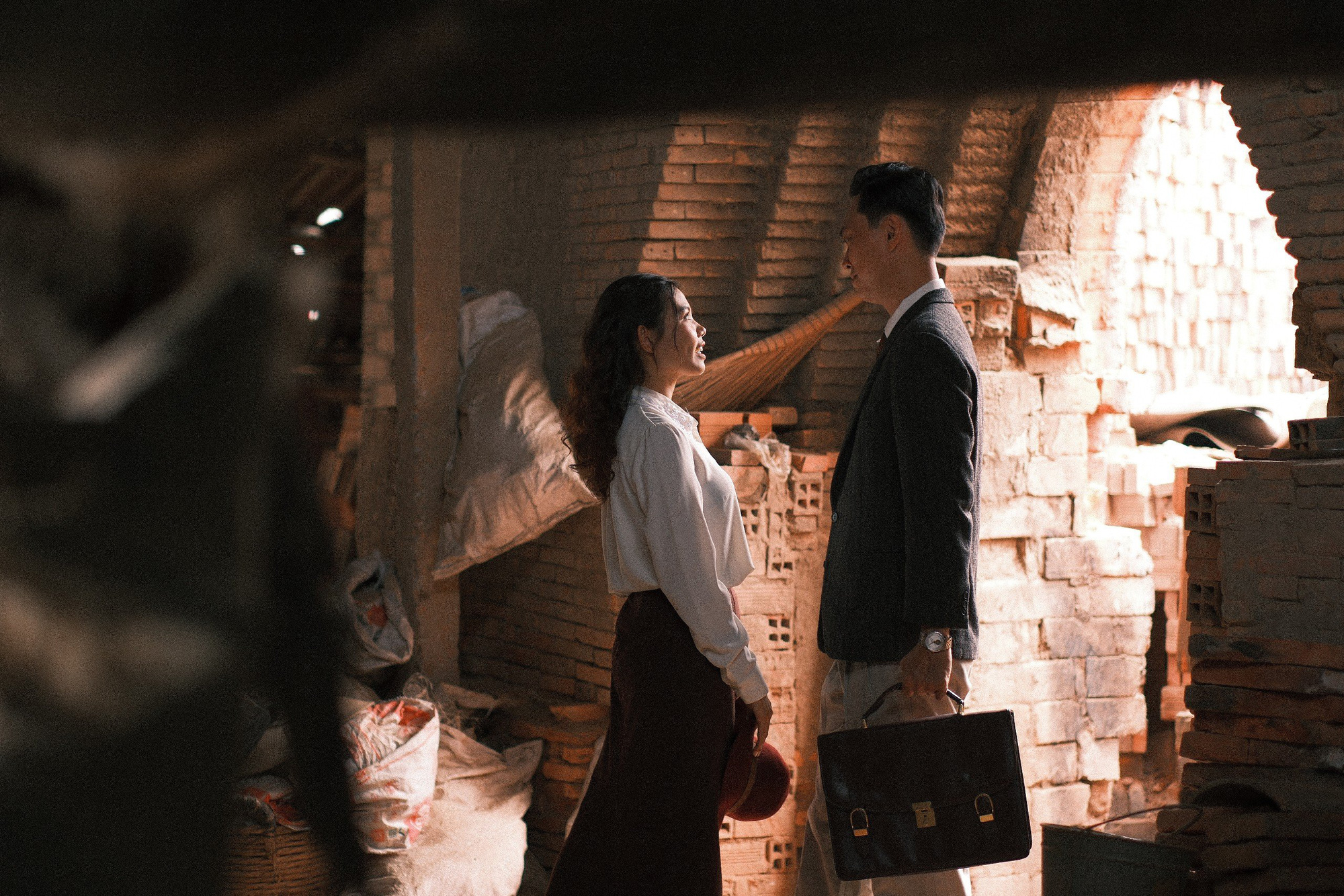 서양의 100년 된 벽돌가마 '왕국'에서 찍은 웨딩사진에 감동 - Vietnam.vn